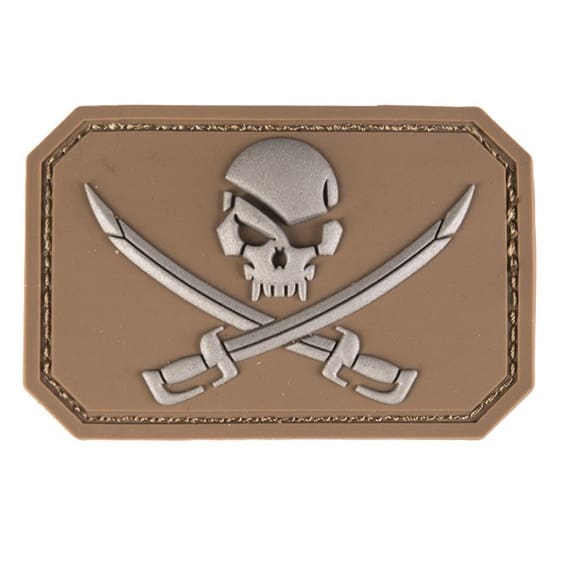 Mil-Tec – PVC Swords Skull 3D Velcro Patch (dark coyote) - airsoftneeds.nl
