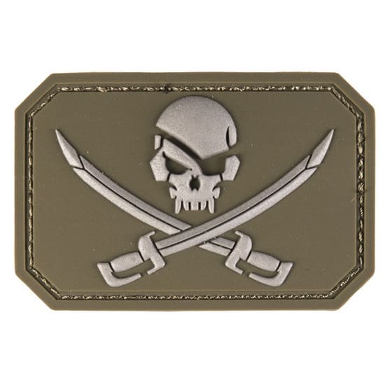 Mil-Tec – PVC Swords Skull 3D Velcro Patch (olive) - airsoftneeds.nl